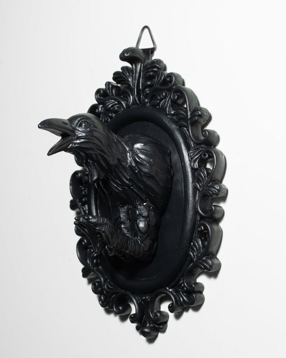 Crowl on the wall – The Cursed Closet